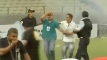 巴西再爆足球暴力事件 球迷冲进球场引发斗殴