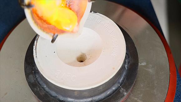 熔化的黄金倒入模具,一枚戒指就出来了,这就是失蜡铸造