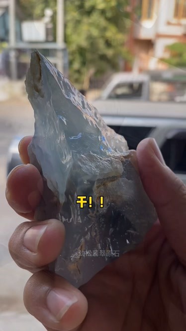 刚拿下的翡翠原石今天开切,看看切开后的样子!