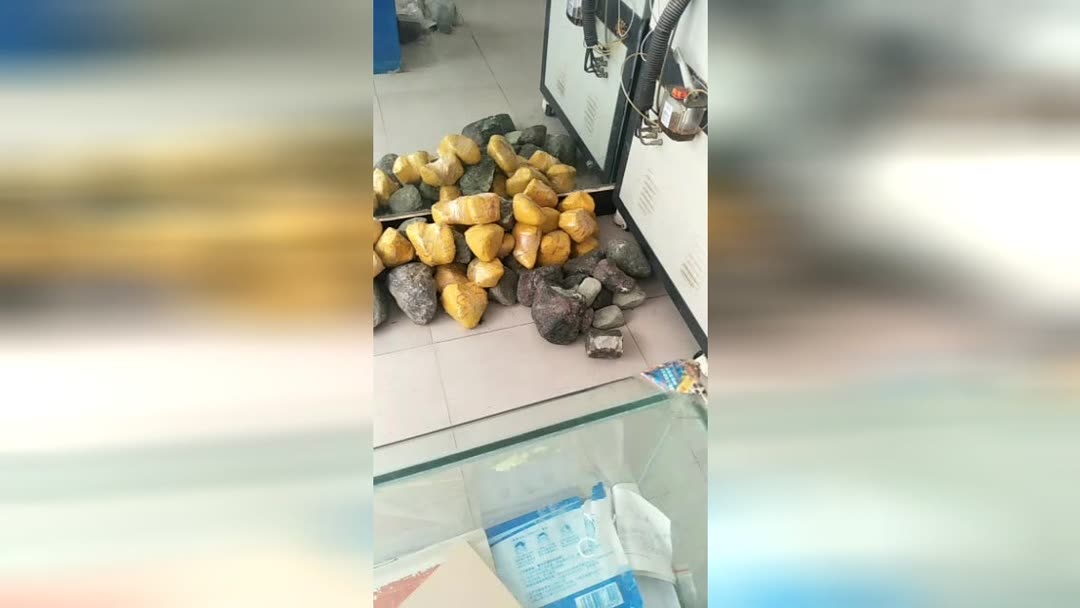 缅甸翡翠原石现场开切