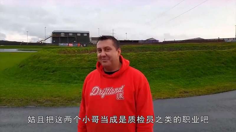 沥青多少钱一吨,男子拿电钻对柏油路一顿钻,结果看傻眼