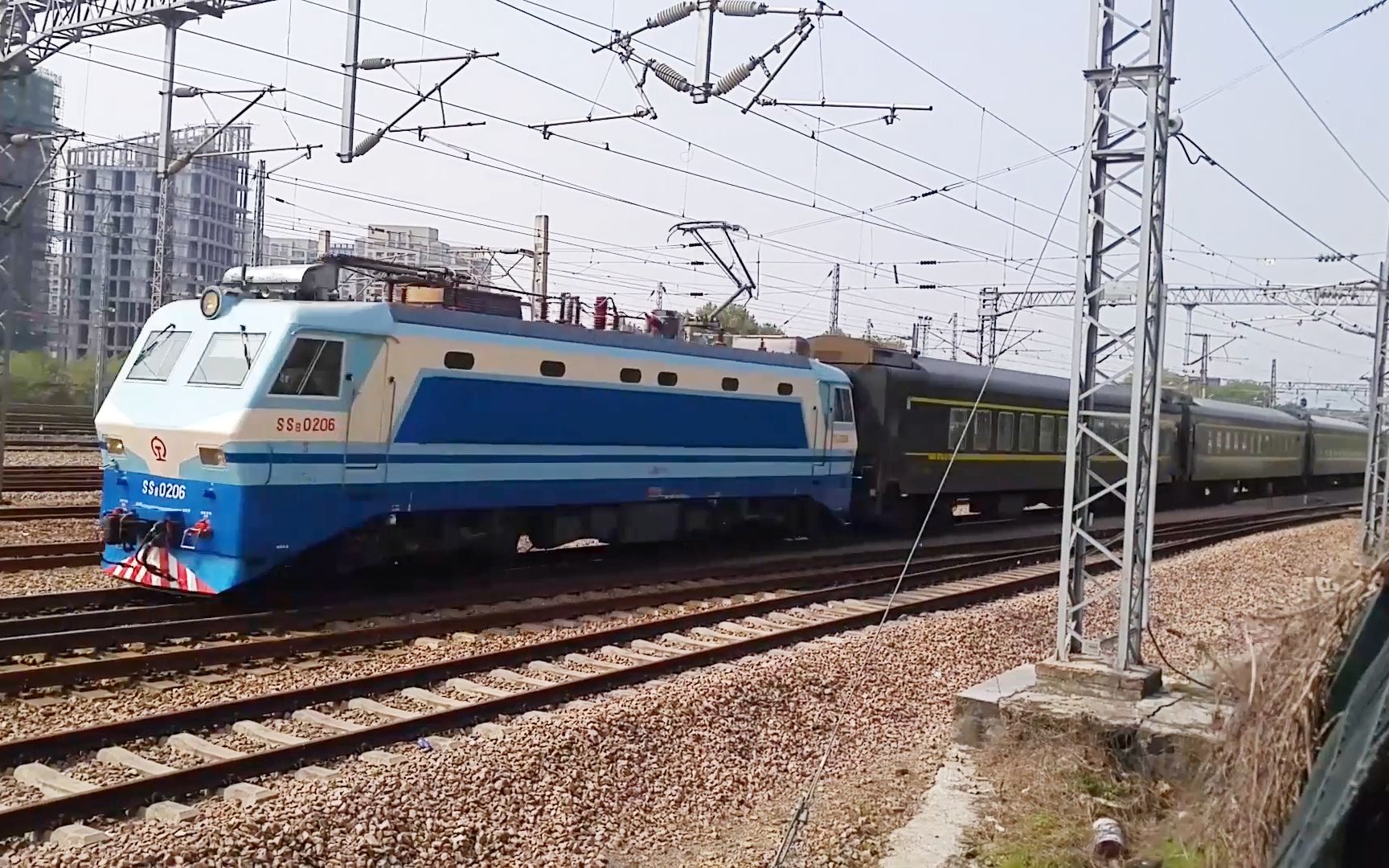 老视频丨上局沪段SS80206牵引上海南至衡阳K759次通过艮山门2019....