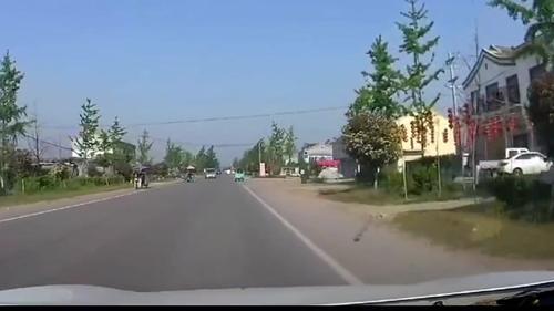 大叔电动三轮车横过马路,当场交通事故教育!