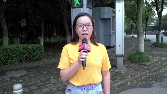 宁波交警严查骑行电瓶车未佩戴头盔现象