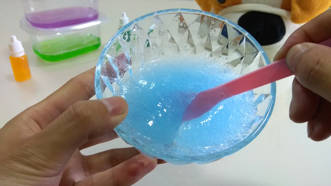 无硼砂蓝色史莱姆海洋泥只要2种东西就能做出来,亮晶晶的真好看