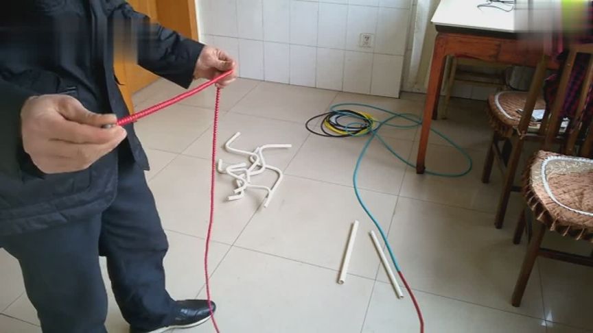 特制电工穿线器,轻轻松松就能穿这么多弯头,看它是怎么制作的