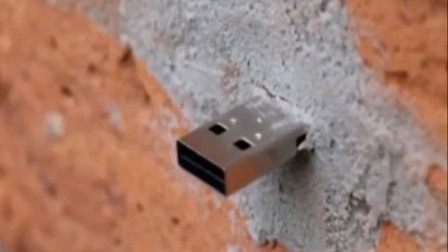北京街头惊现神秘的USB接口,人们抱着电脑查找里面的秘密!