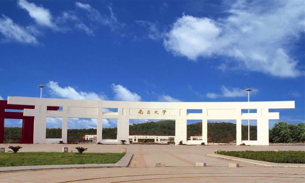 我国最“豪气”的大学校门:全长323米,被称“亚洲第一大门”