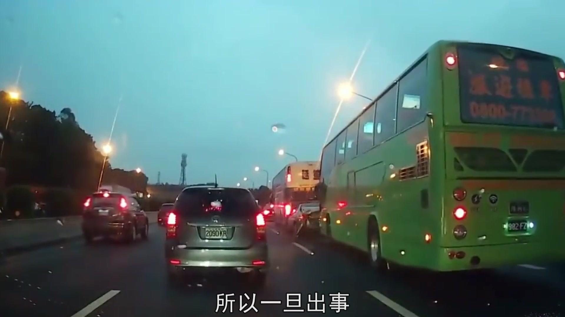 重大交通事故!大客车高速路失控,监控拍下惨烈的一幕!