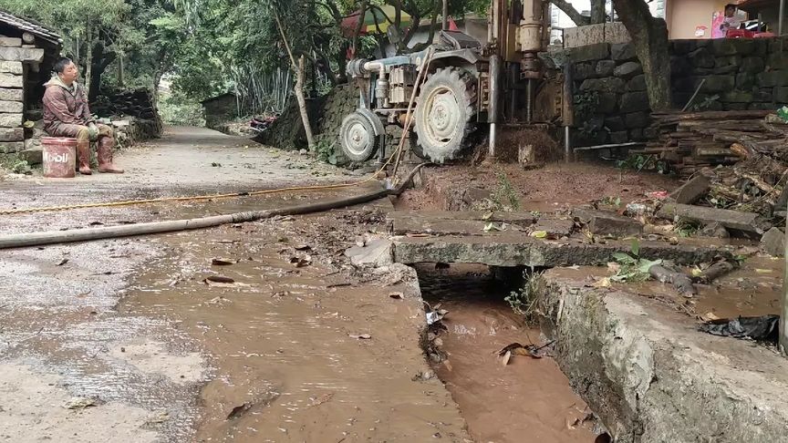 30多万的钻井设备,两个小时可以钻几十米,高科技真厉害