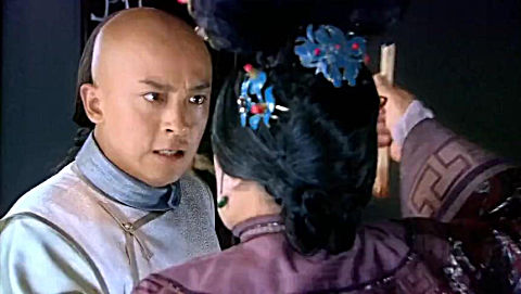 新还珠格格: 尔康终于找到了紫薇, 用针狠狠地扎了容嬷嬷一把!