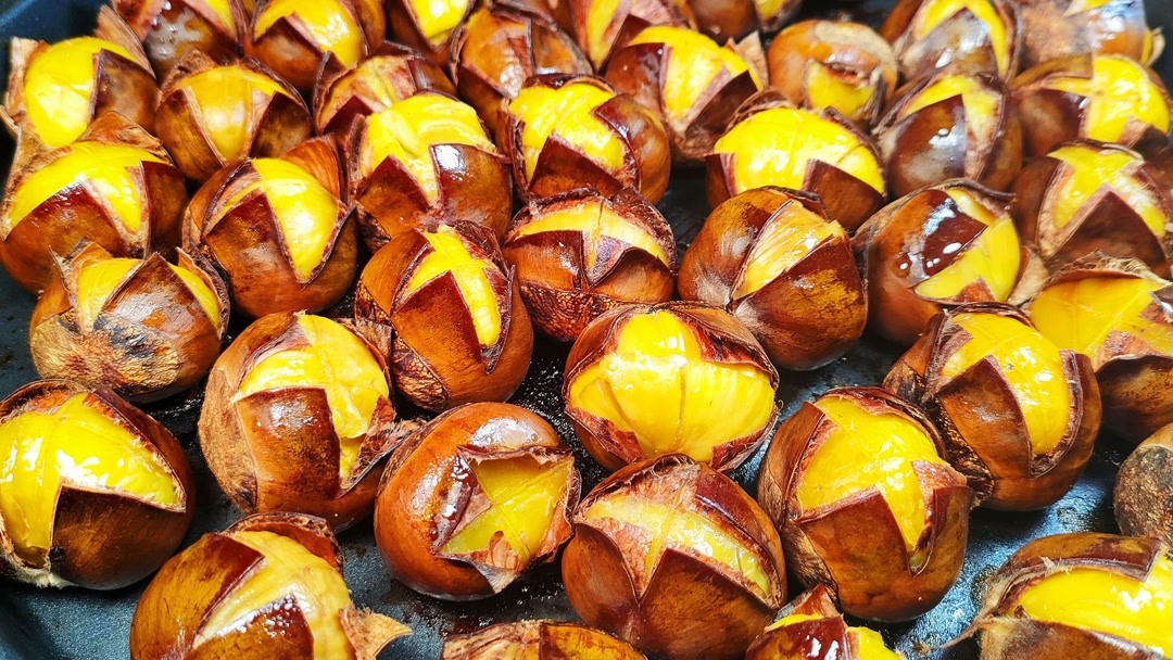 板栗好吃口难开,教你一个瓶盖就搞定,一秒一个,个个开口又好剥