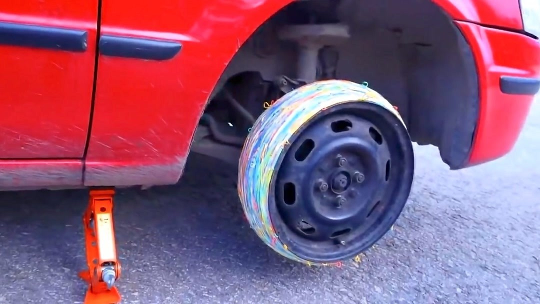 趣味实验:将汽车轮胎换成橡皮圈,行驶时会是怎样的体验