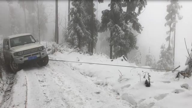 丰田陆巡雪地救援黑金刚, 充分利用了绞盘和动滑轮的完美结合