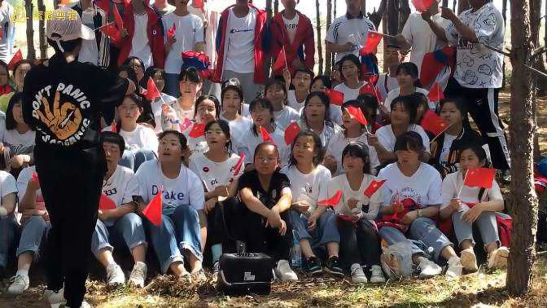 兴仁学校为了锻炼学生坚强的意志,举行师生10公里远足