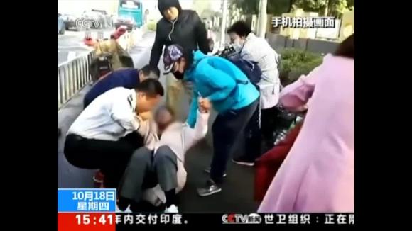 古道热肠!济南孕妇骑电车摔倒,众人扶车救人场面感人,央视点赞