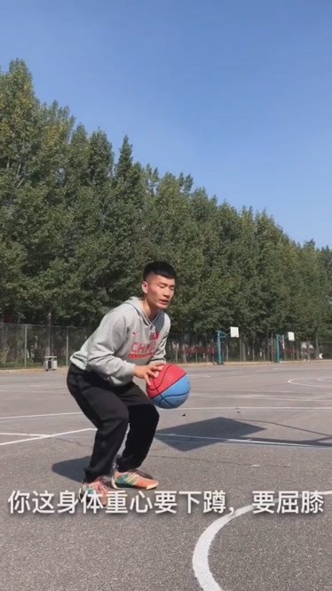 投篮教学投篮姿势是非常重要的,像朱芳雨这样的投手,投篮姿势非常...