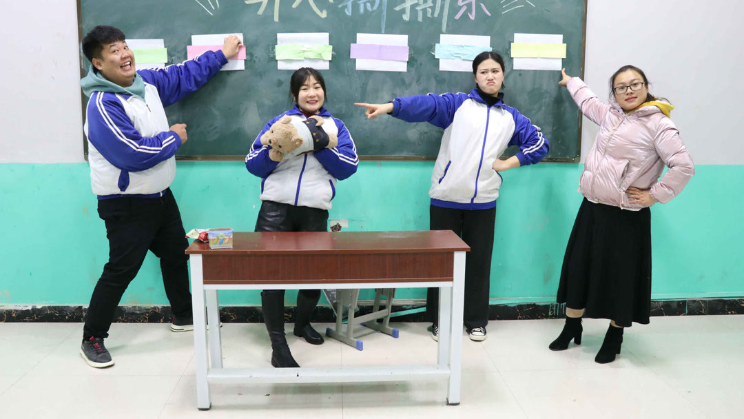 老师给同学们制作撕撕乐,没想学霸竟一连两次抽到惩罚,太逗了
