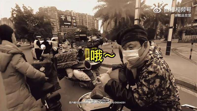 ...】12月15日,内江 威远交警 持续在辖区外北路积极开展电动自行车、...