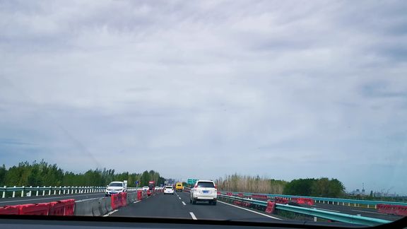 乌鲁木齐到赛里木湖连霍高速500多公里,修路车多限速80,7小时。