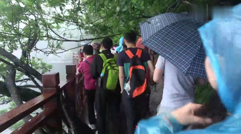 张家界的玻璃栈道,有多少人敢走