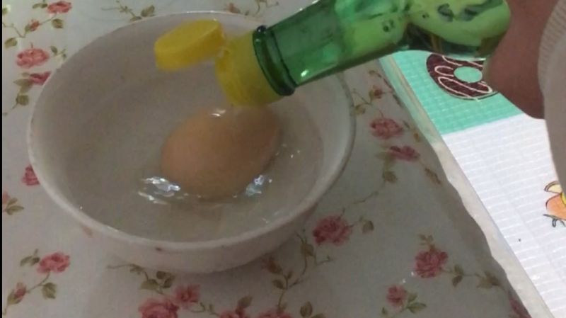 5岁的小朋友特别喜欢自然科学,做了一个用醋泡鸡蛋的实验…