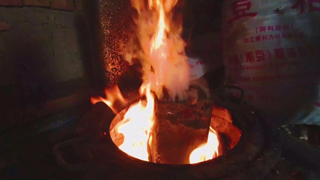 农村人土办法自制木炭,方法简单好操作,老降第一次烧效果还不错