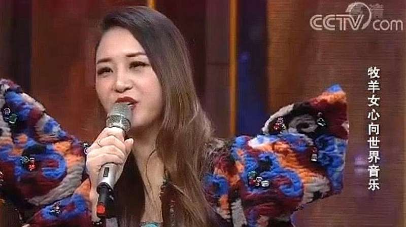 美女在放羊时找到音乐灵感,现场模仿不同的放羊方式,观众惊呆了