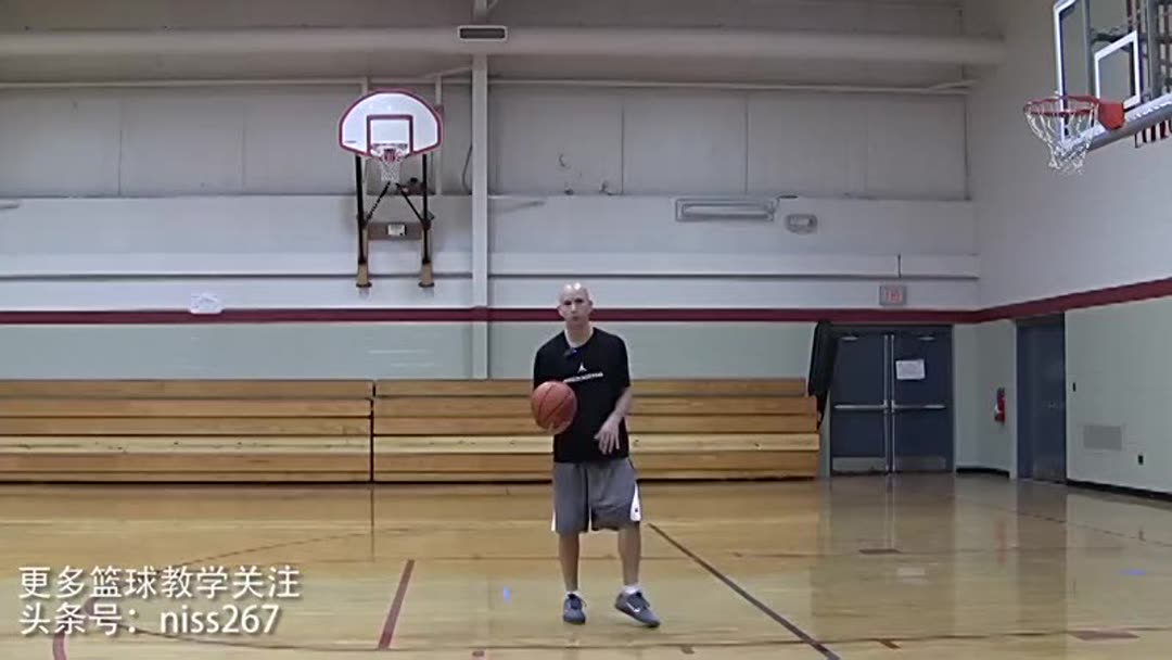零基础篮球教学视频 防不住的跑动中投篮技巧,比跳投快多了