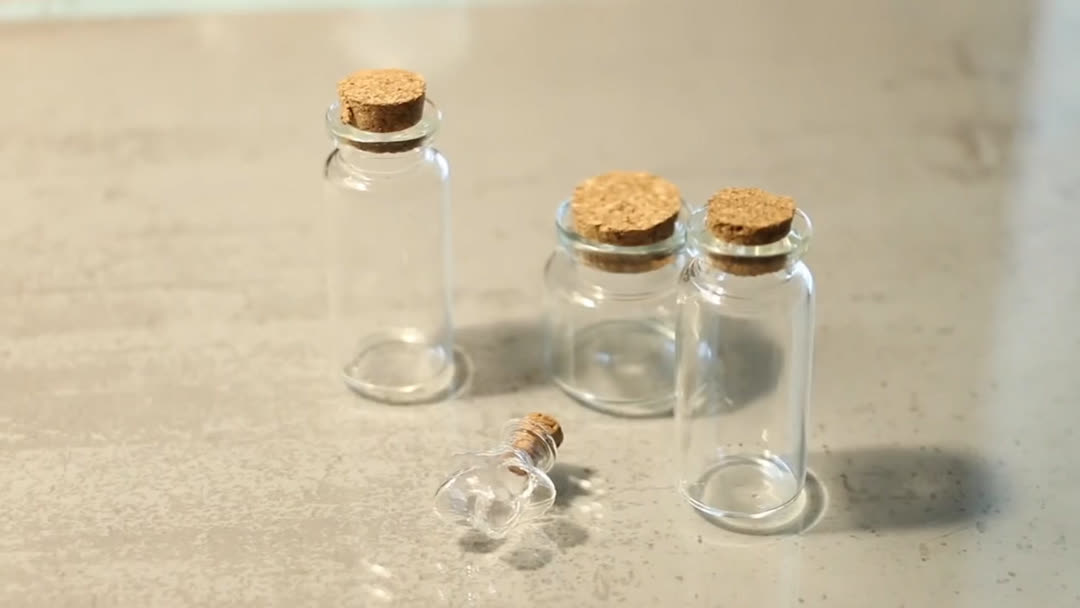 滴胶DIY的“蓝色小药瓶”,做成风铃应该特别好看