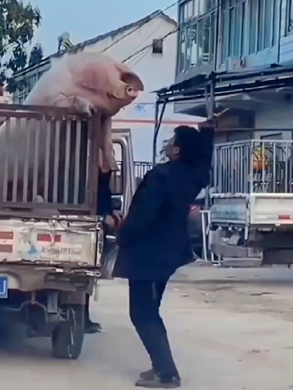 这些错误操作千万不要模仿#电工知识 #安全用电