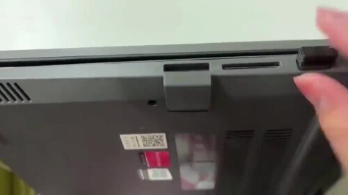 用了两年才发现电脑有个专门放鼠标USB接口的地方