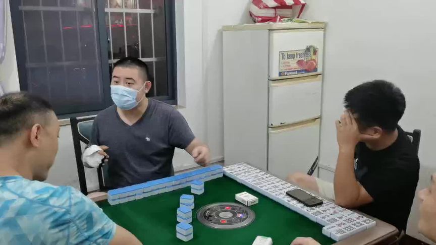 湘阴最大的龙虾老板跟望城最大的房地产老板把我的门射了。