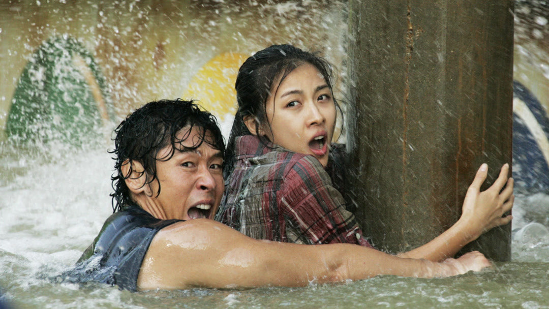 海啸来临,人类逃生变得一团糟,面对这样的灾难,感情还可靠吗?