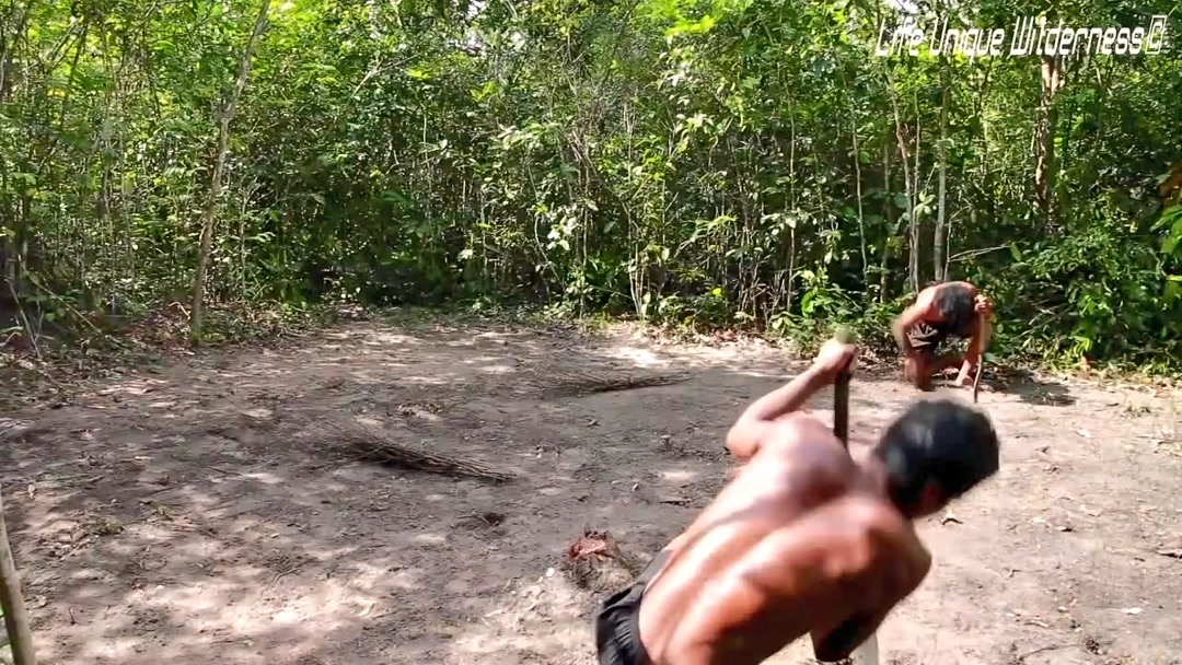 兄弟二人用木棍搭建三角形庇护所,手艺不错,多么惬意的生活