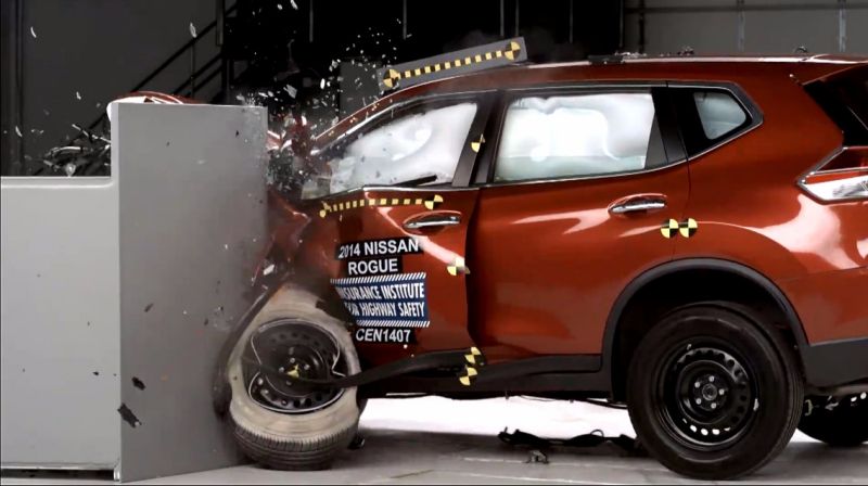 碰撞测试:奇骏车身碎的厉害但驾驶舱没变形,人没事的