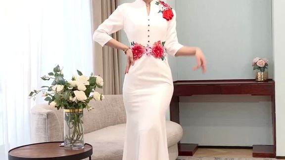 新款白色晚礼服长款鱼尾旗袍改良模特走秀团体演出服刺绣牡丹女