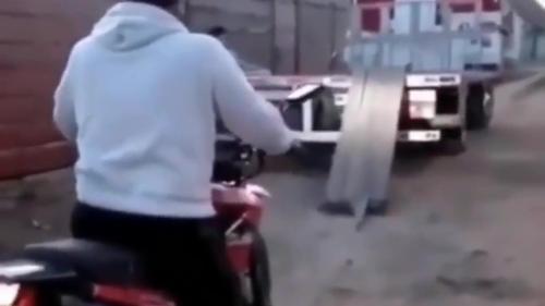 危险动作请勿模仿,行车一定要注意安全,切勿匆忙大意