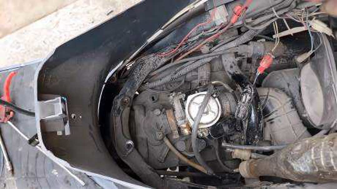 更换清洗1986年的摩托车化油器,帅哥的技术可还行,网友直呼不错