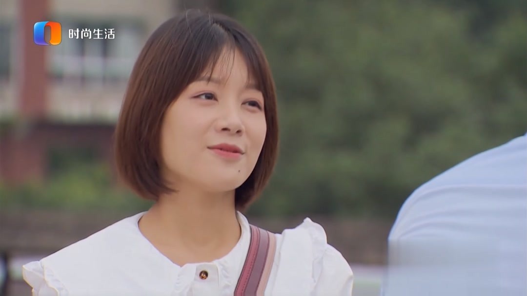 女友向男友求婚,男友愣住了,慌忙编织草戒指给女孩丨冷暖人生