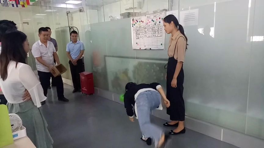 早会现场一片混乱,幼儿园小朋友玩的游戏看看这些大人玩的溜不溜