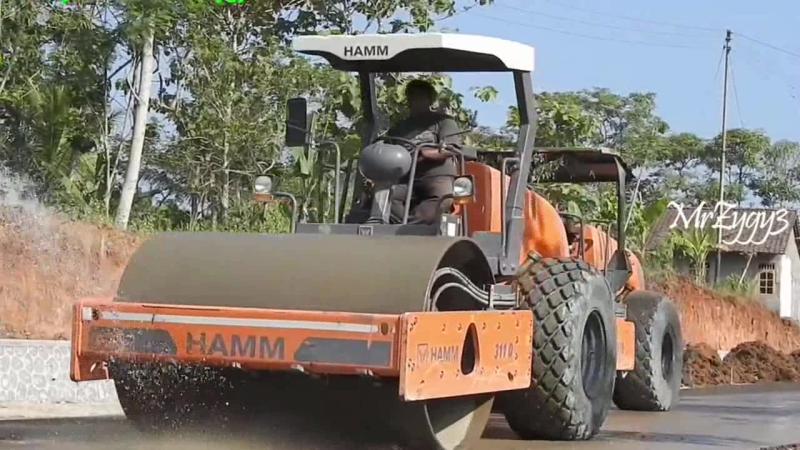 实拍:国外洒水车现场作业配合压路机工作非常默契