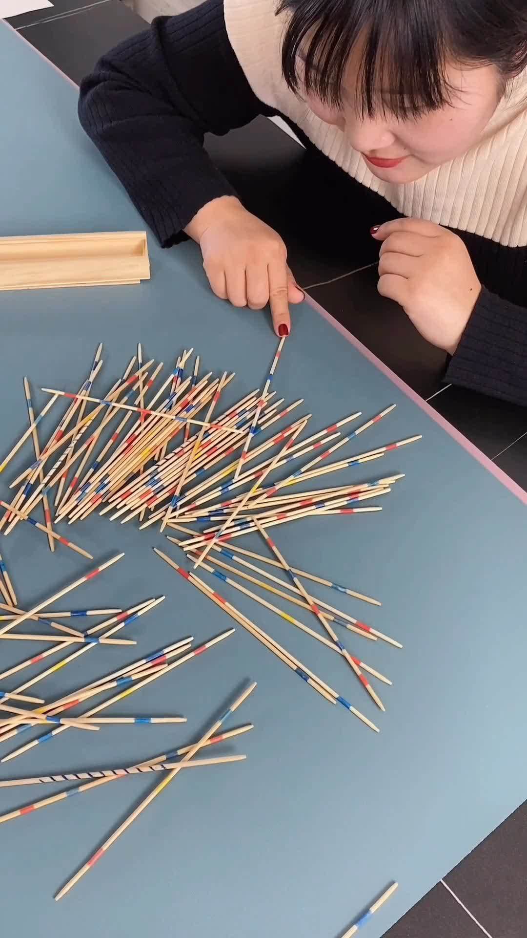 这个挑棒咱小时候应该都玩过吧!玩法虽简单,还挺锻炼耐心和专注力