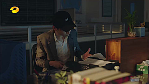 夏至未至:去老师办公室偷试卷答案,没想到遇到保安大叔,装神弄鬼!