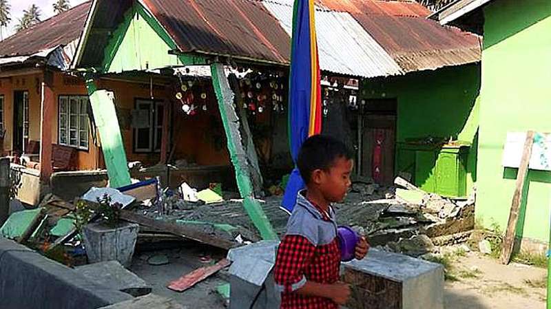 印尼城市遭地震海啸“双连击” 2米高巨浪卷走房屋