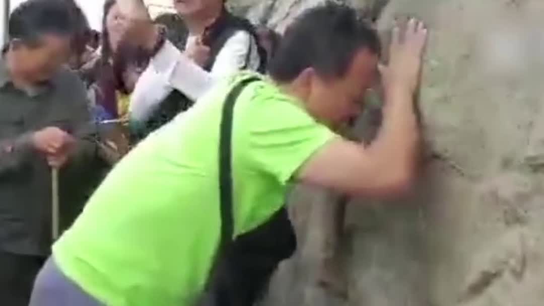 男子过玻璃栈道吓坏 裤腿湿了一片