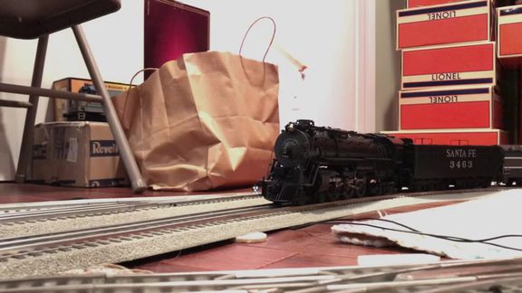 蒸汽火车模型出动,在家里的轨道上奔驰