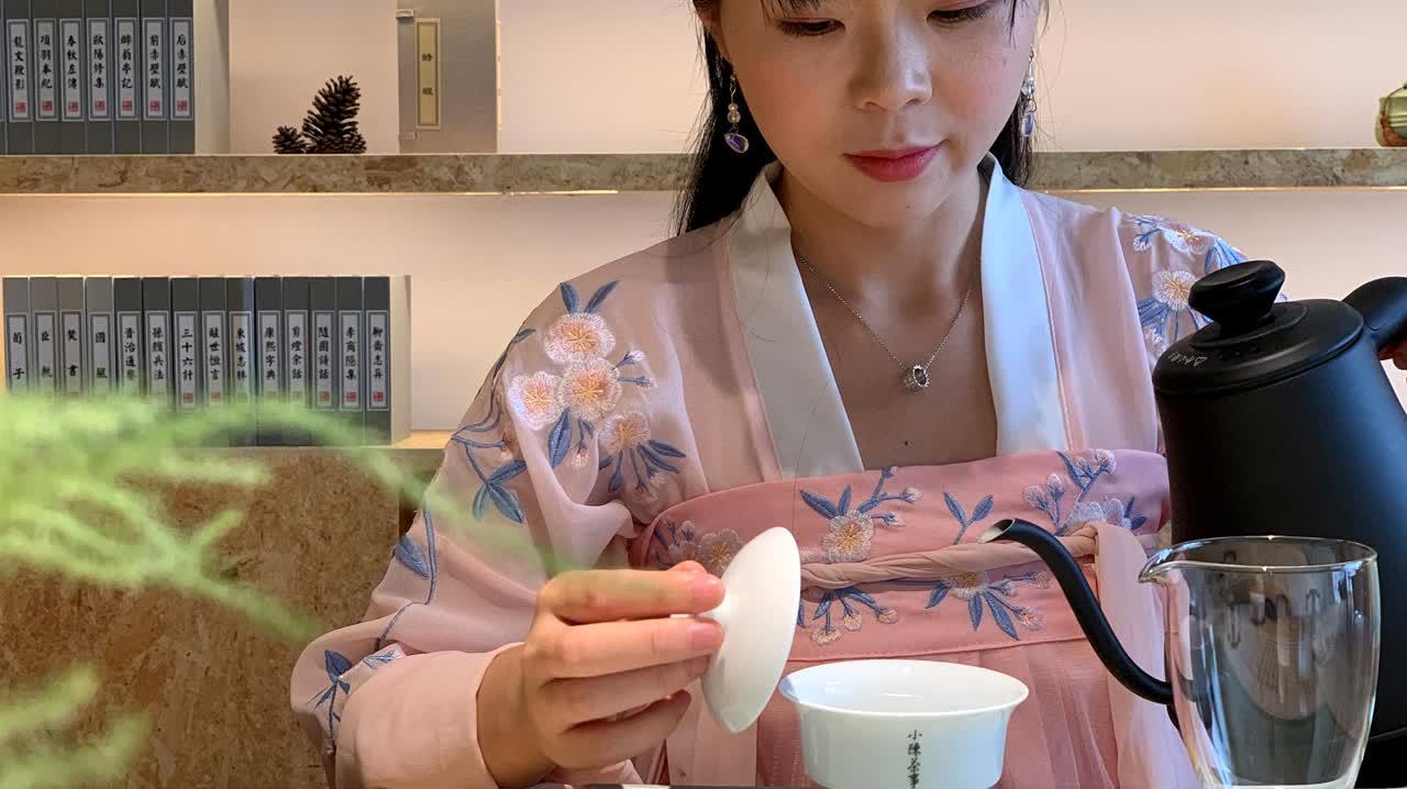 白茶泡出苦味?美女茶艺师为您解开谜题,你离真相就十分钟的.