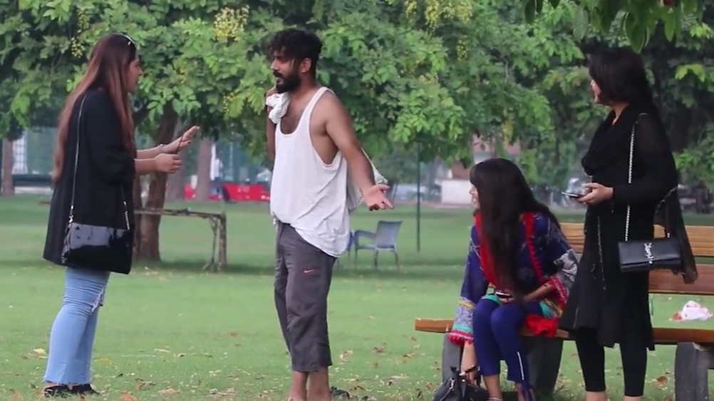 难道现在乞讨都这么赚钱吗?拿着iphone11上街乞讨,路人要崩溃了