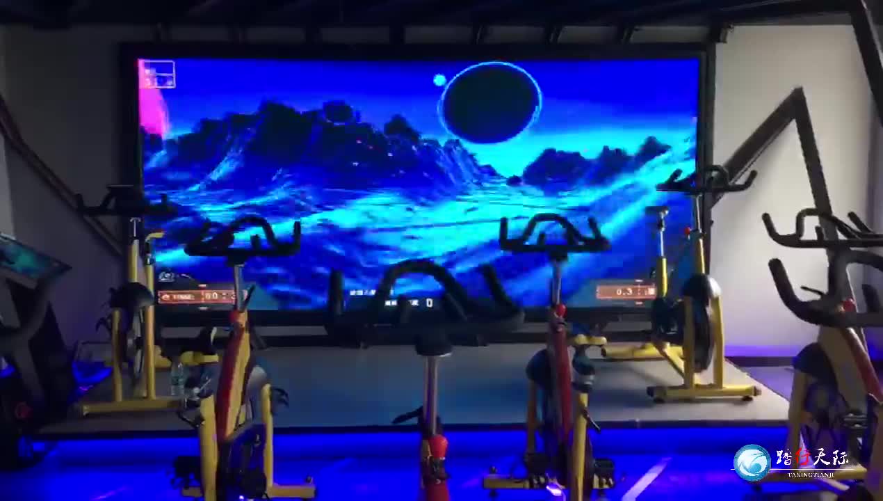 这家健身房的动感单车太刺激!差点让我穿越到了未来~